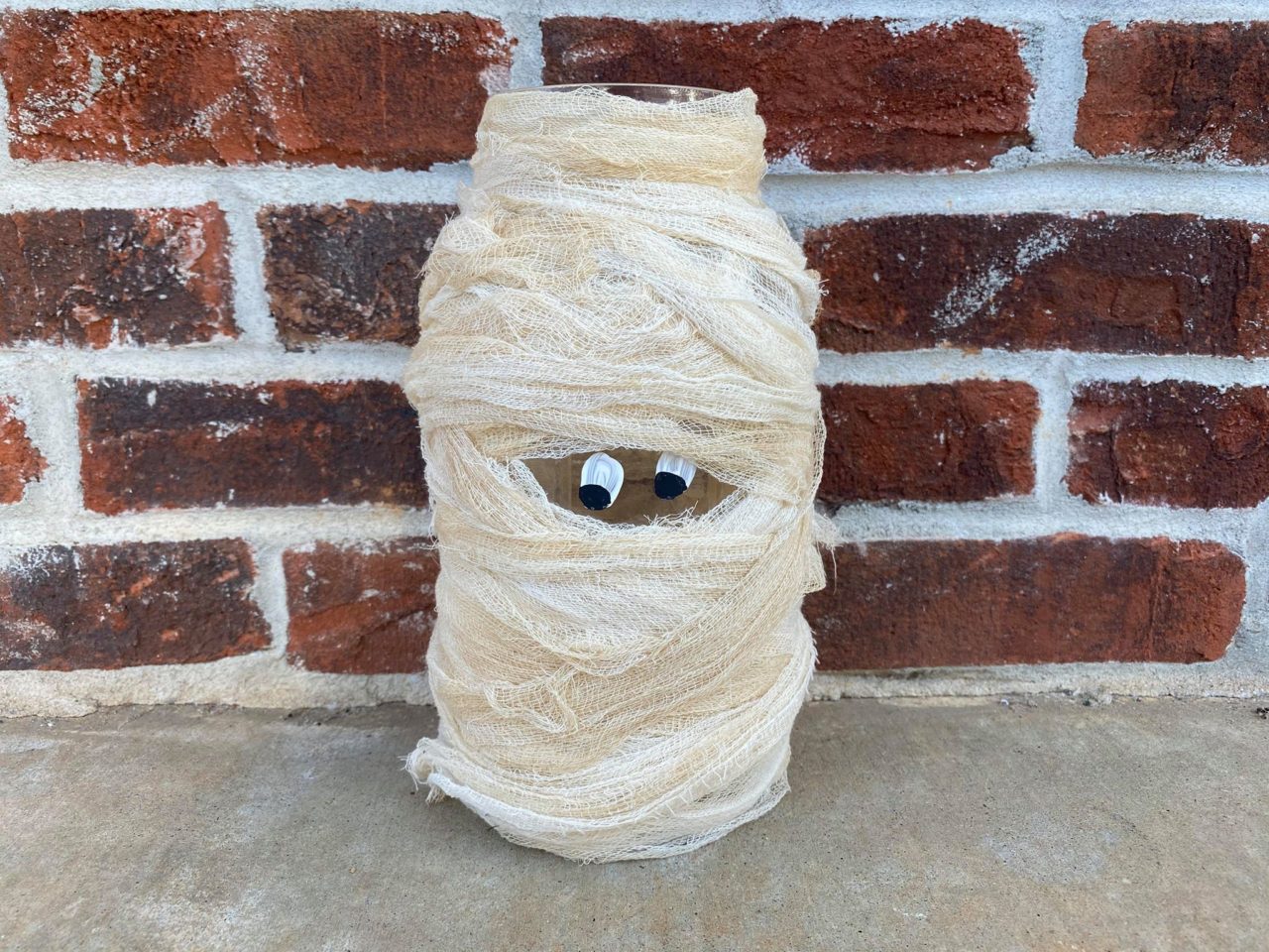 DIY Glass Jar Mummy - The Shabby Tree