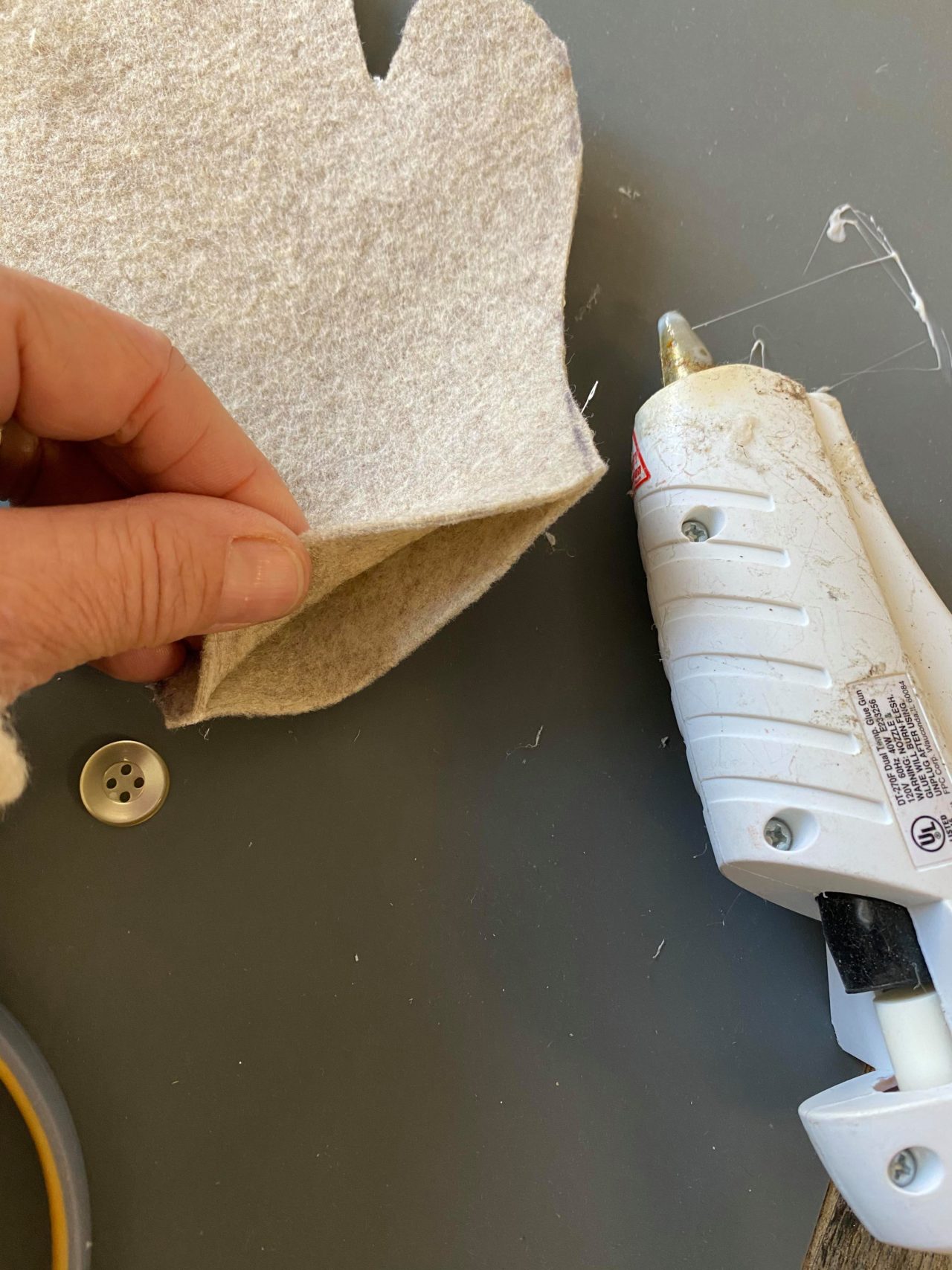 DIY Decorative Felt Mittens - The Shabby Tree