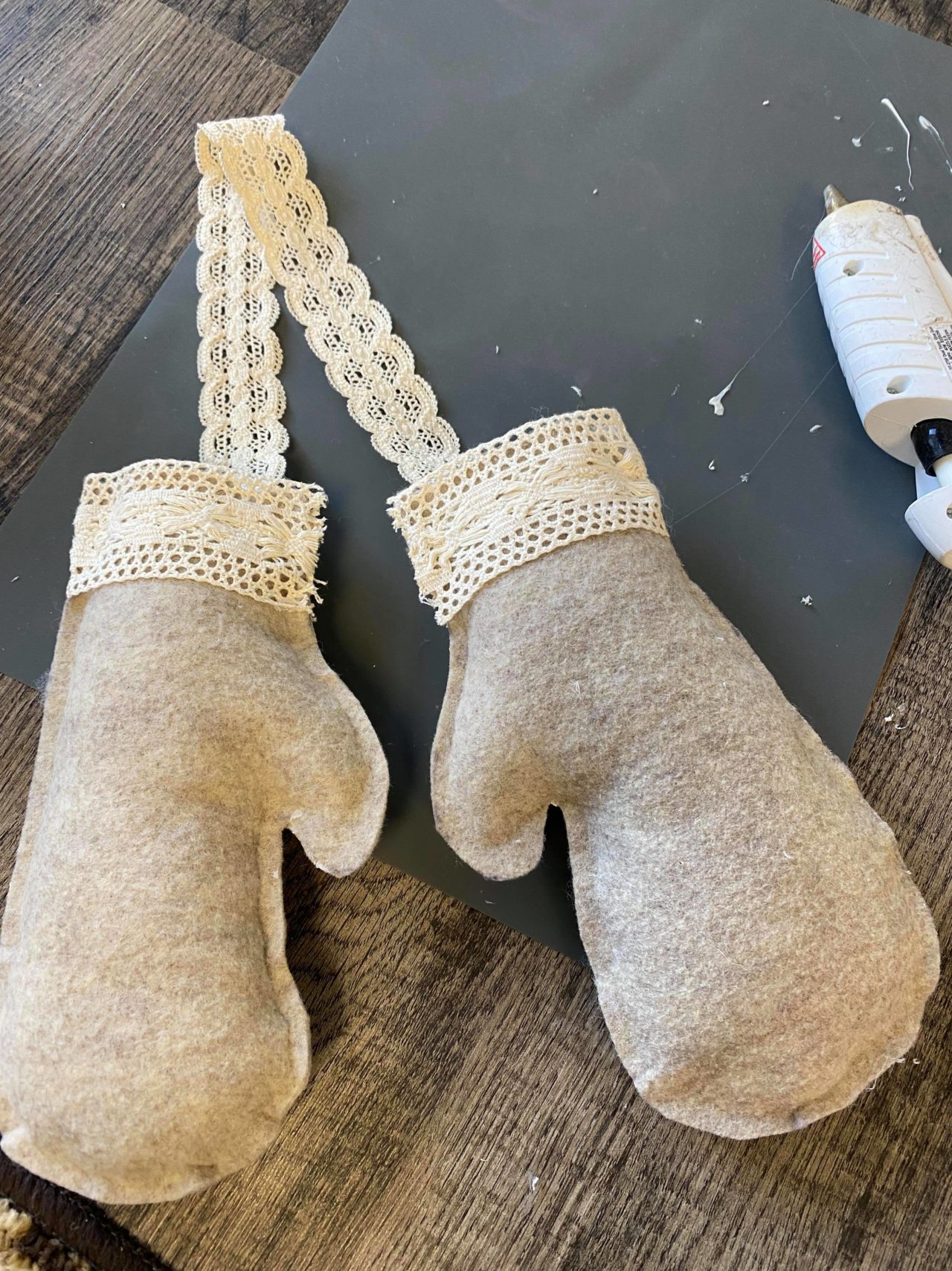 DIY Decorative Felt Mittens - The Shabby Tree