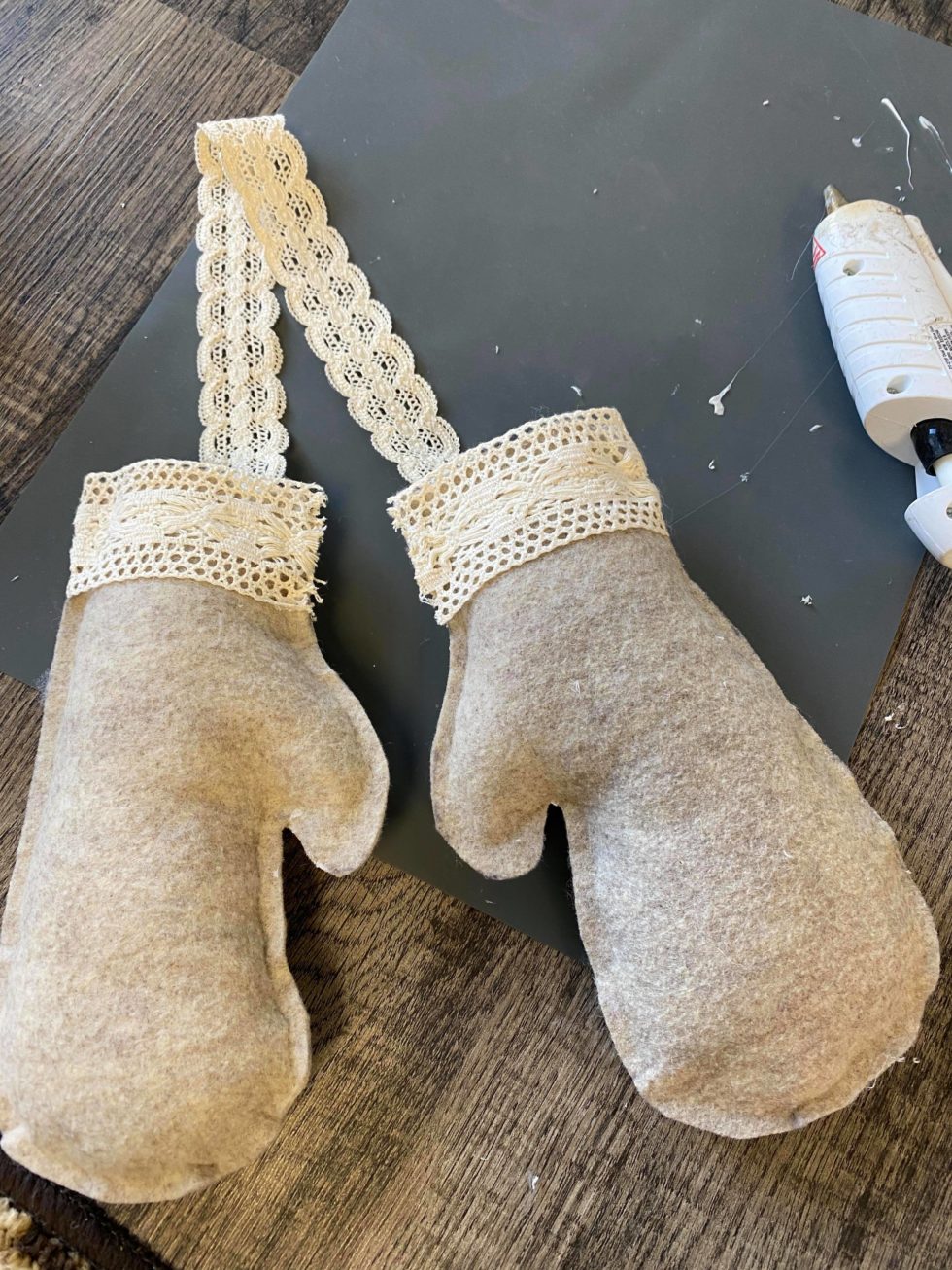 DIY Decorative Felt Mittens - The Shabby Tree