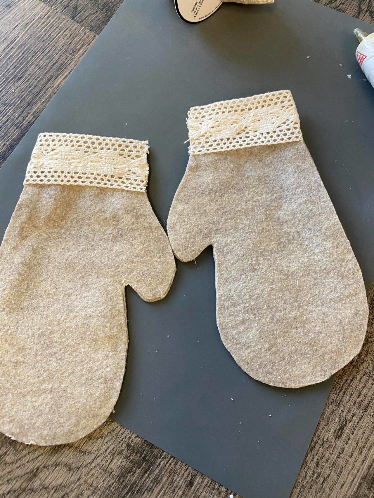 DIY Decorative Felt Mittens - The Shabby Tree