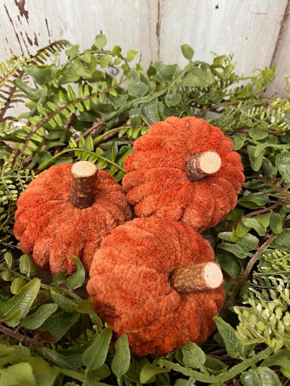 DIY Yarn Pumpkin - The Shabby Tree