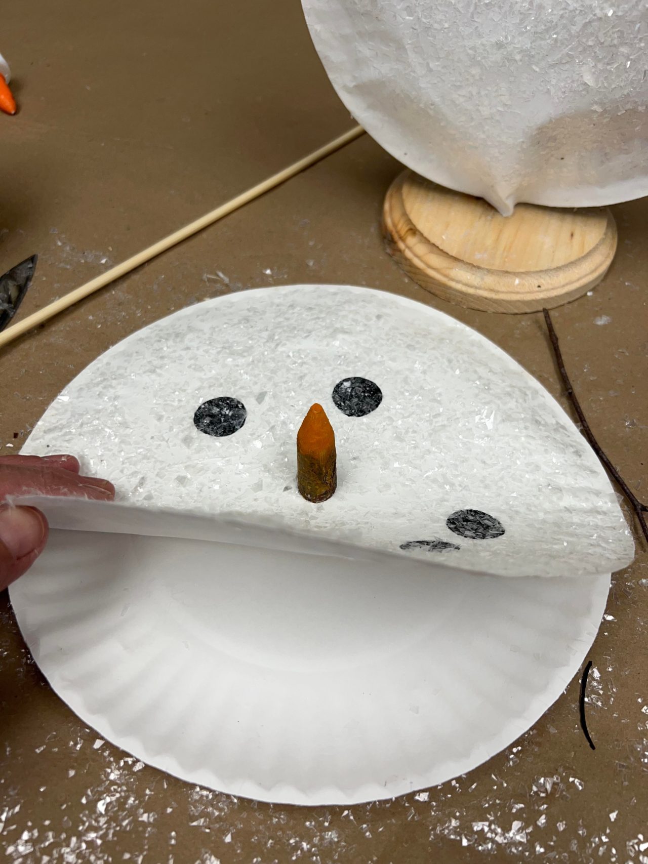 DIY Snowman Using Paper Plates - The Shabby Tree