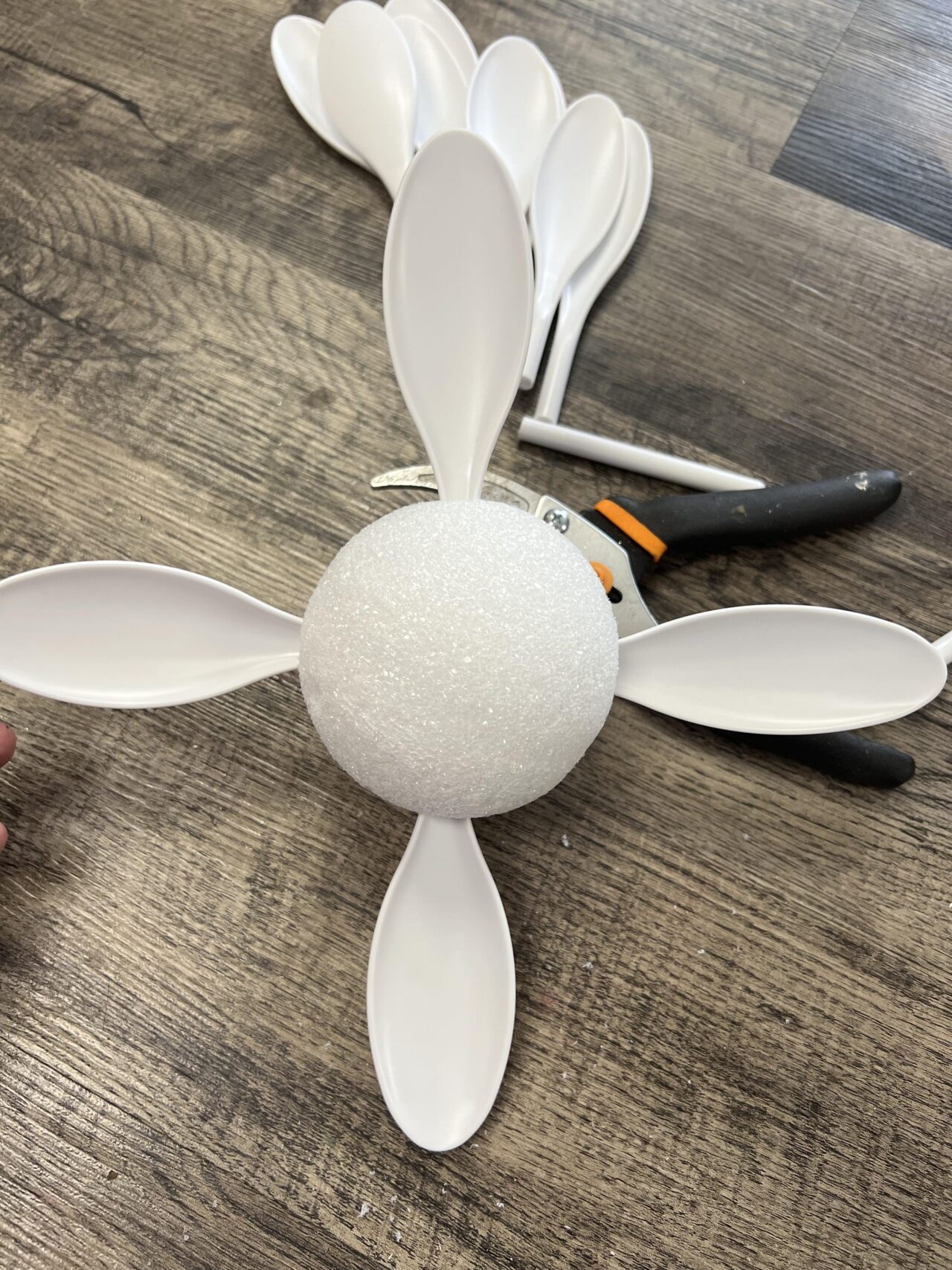 DIY Daisy Using Dollar Tree Mixing Spoons - The Shabby Tree