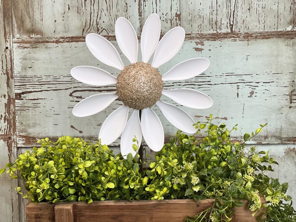 DIY Daisy Using Dollar Tree Mixing Spoons - The Shabby Tree