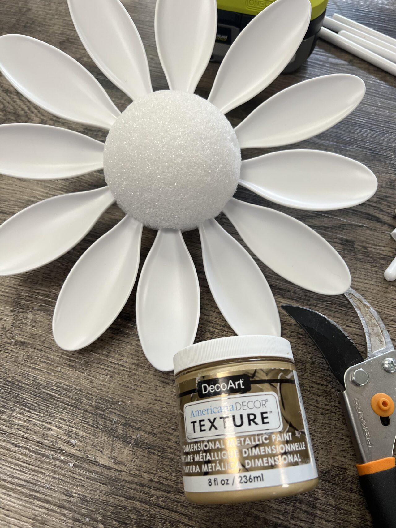 DIY Daisy Using Dollar Tree Mixing Spoons - The Shabby Tree