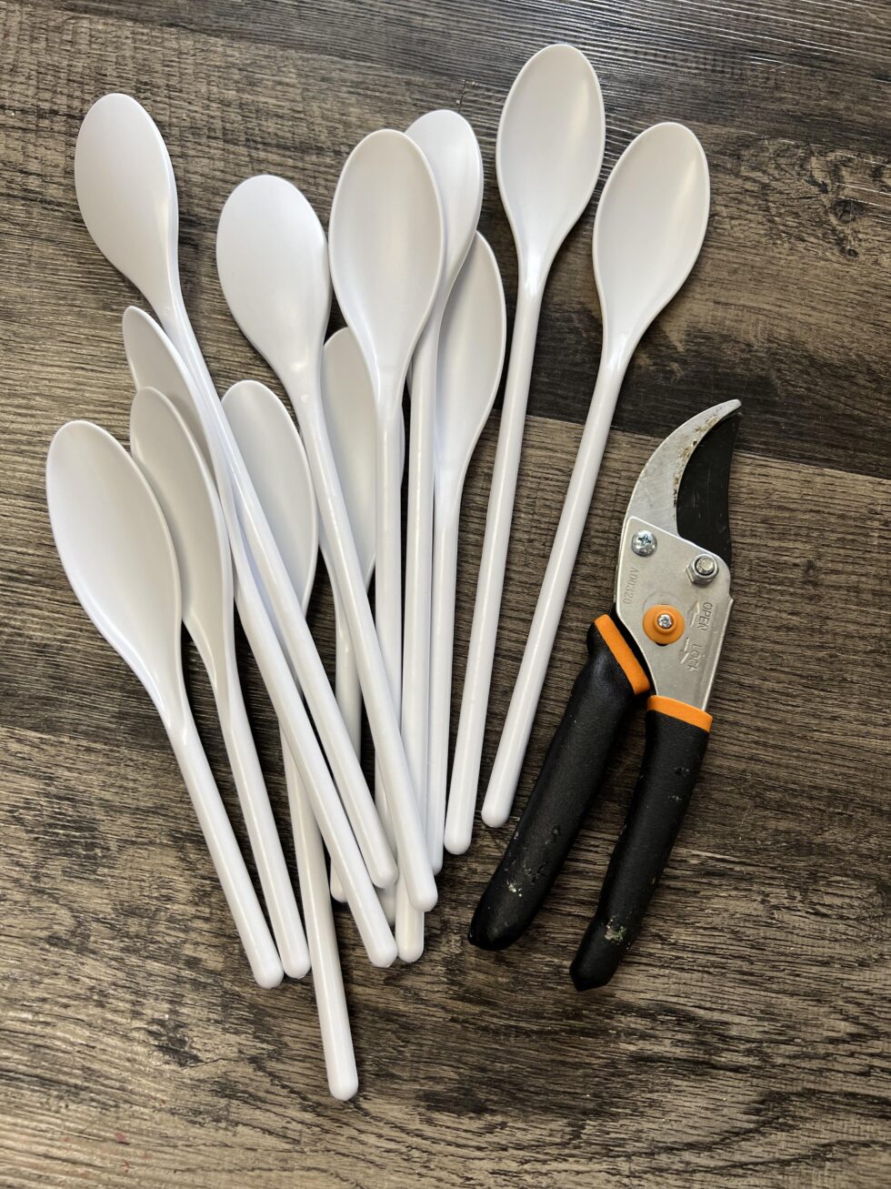 DIY Daisy Using Dollar Tree Mixing Spoons - The Shabby Tree