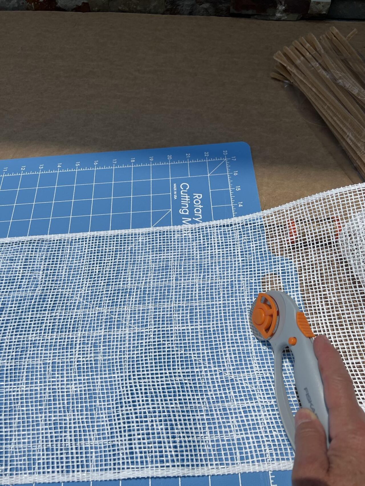 How To Make A Daisy Wreath Using Mesh Ribbon - The Shabby Tree