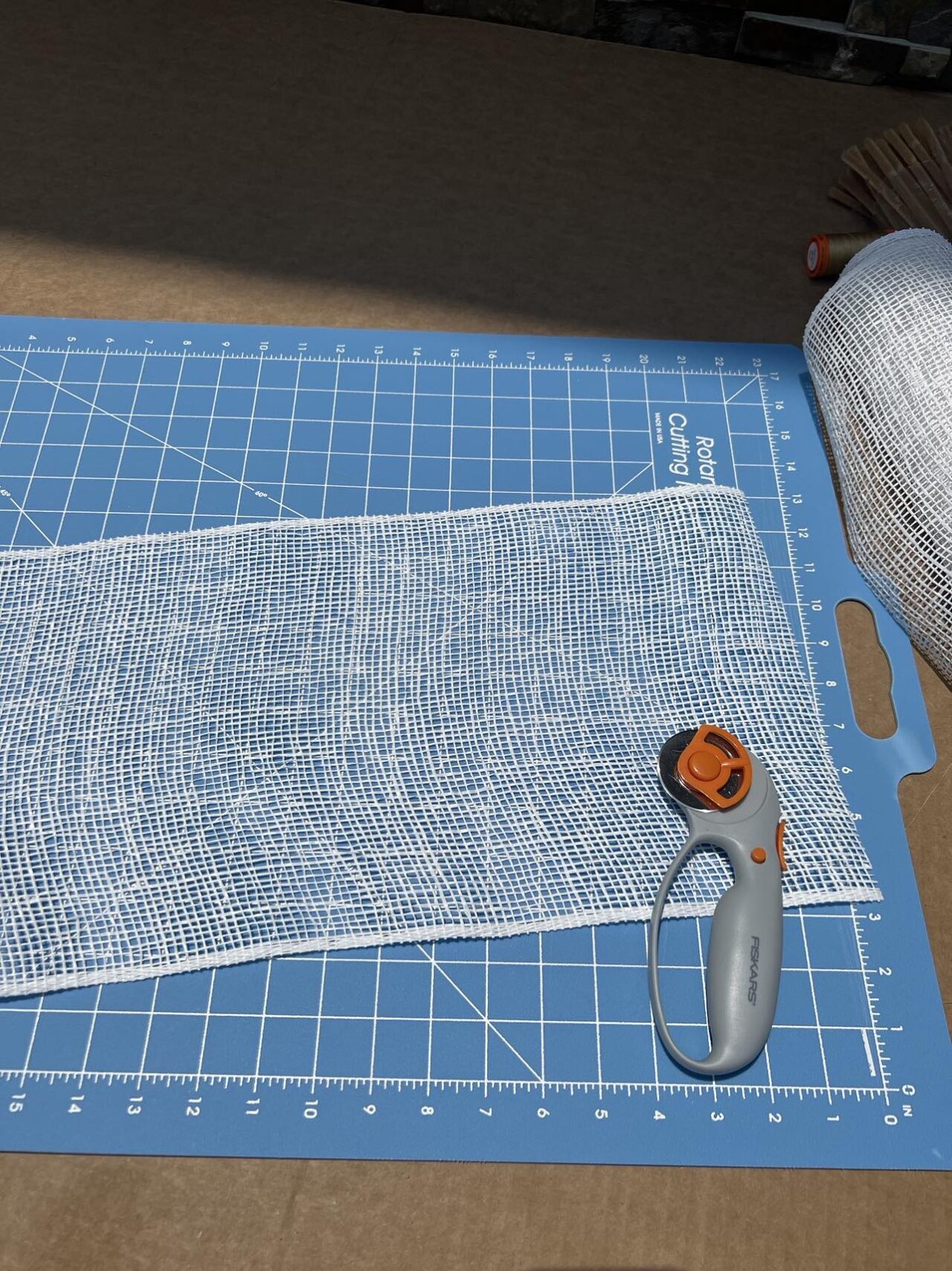 How To Make A Daisy Wreath Using Mesh Ribbon - The Shabby Tree