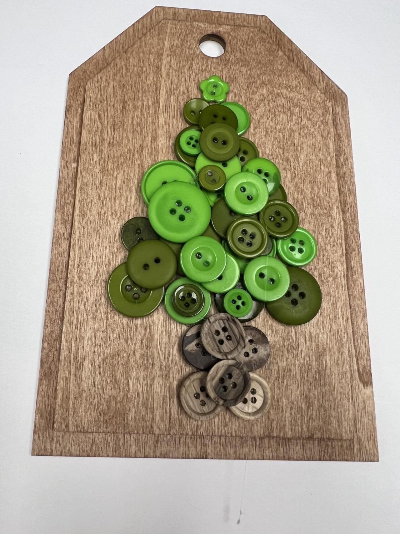 Christmas Hang Tag Using Buttons - The Shabby Tree