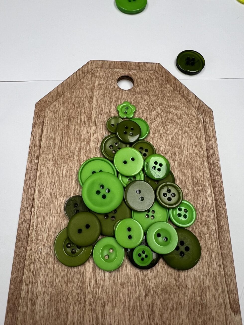 Christmas Hang Tag Using Buttons - The Shabby Tree