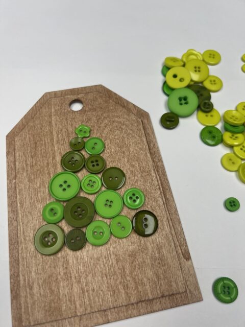 Christmas Hang Tag Using Buttons - The Shabby Tree
