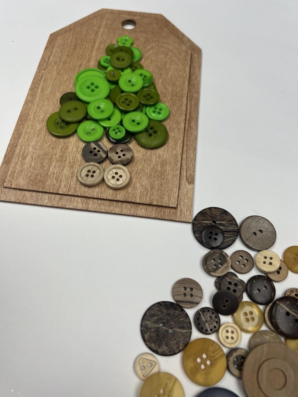 Christmas Hang Tag Using Buttons - The Shabby Tree