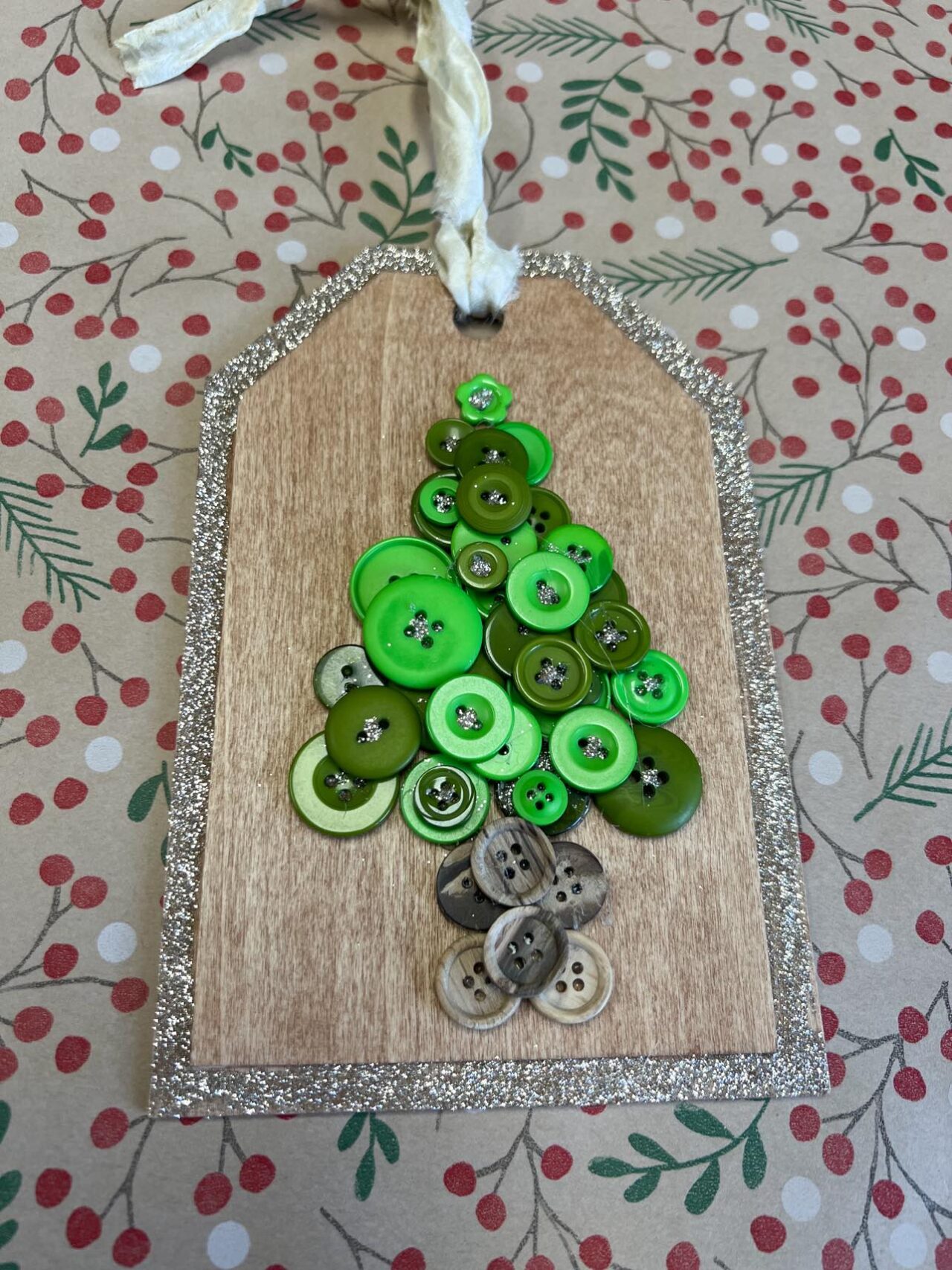 Christmas Hang Tag Using Buttons - The Shabby Tree