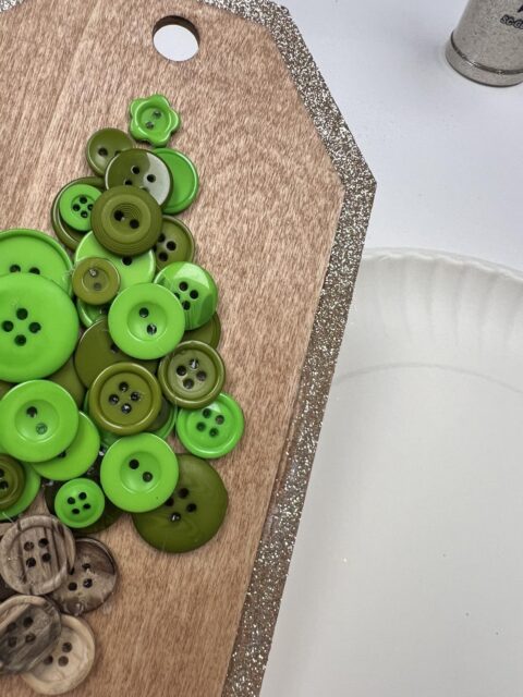 Christmas Hang Tag Using Buttons - The Shabby Tree
