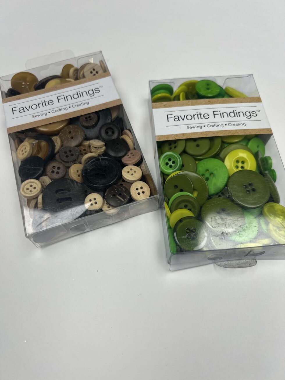 Christmas Hang Tag Using Buttons - The Shabby Tree