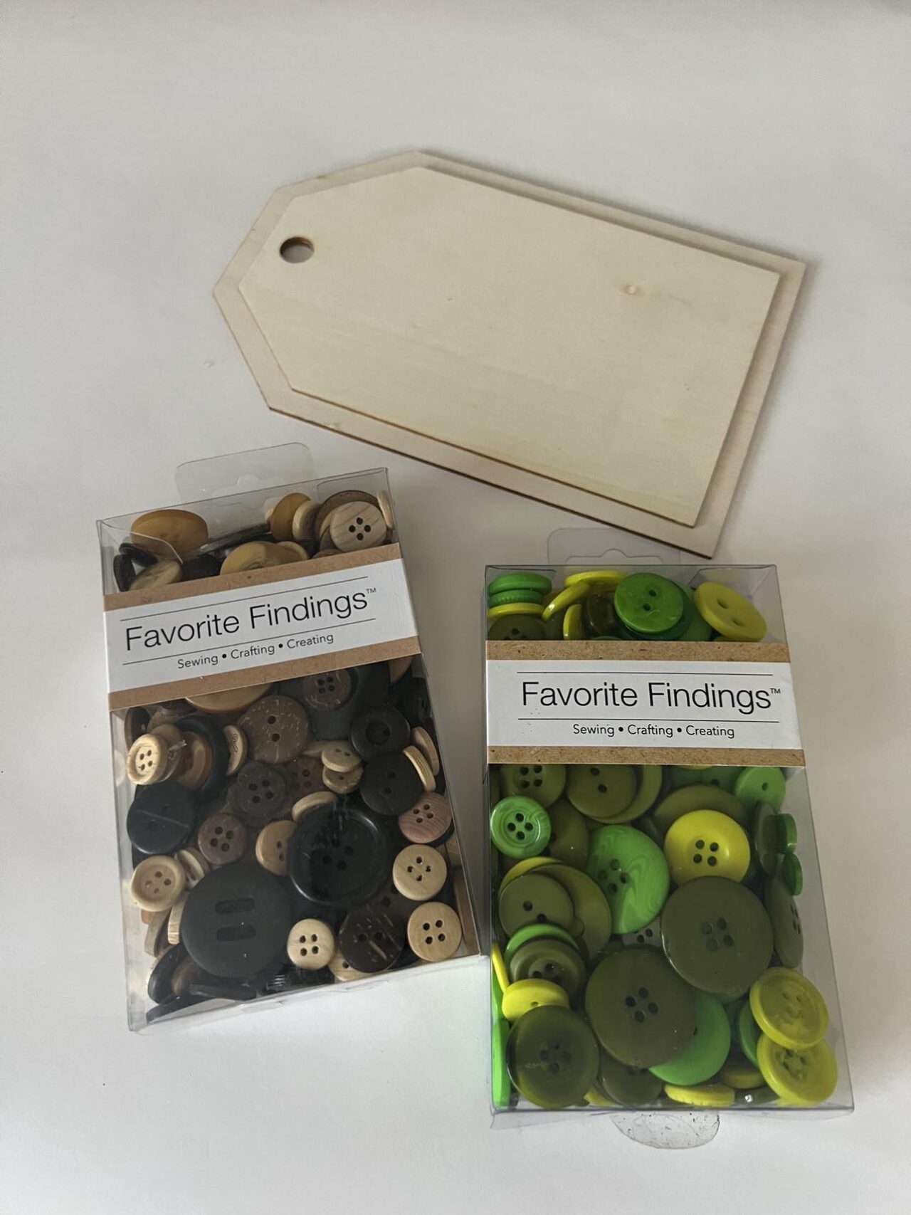 Christmas Hang Tag Using Buttons - The Shabby Tree